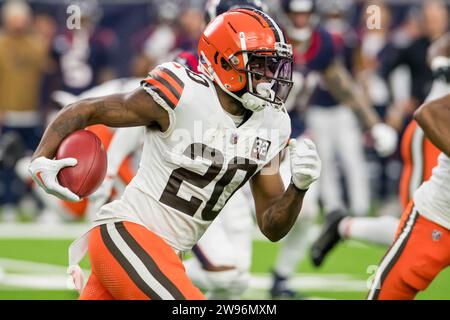 Cleveland Browns running back Pierre Strong Jr. (20) runs a route ...