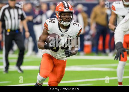 Cleveland Browns running back Jerome Ford (34) runs with the ball ...