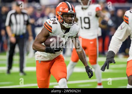 Cleveland Browns running back Jerome Ford (34) catches a pass during ...