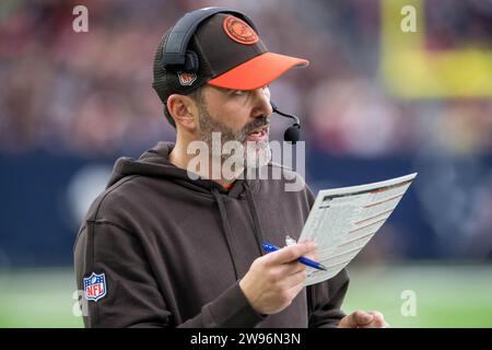 Cleveland Browns head coach Kevin Stefanski watches before an NFL ...