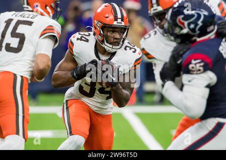 Cleveland Browns running back Jerome Ford (34) arrives to Huntington ...
