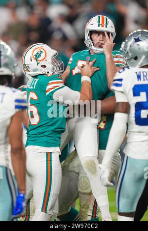 Miami Dolphins place kicker Jason Sanders (7) kicks a field goal during the first half of an NFL ...