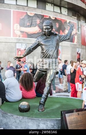Statue of Eusébio outside the Benfica stadium, the Estádio da Luz in ...