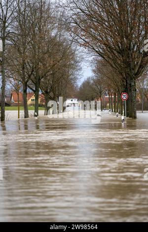 Ebing, Germany. 25th Dec, 2023. A sign for a footpath and cycle path ...