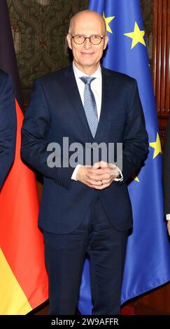 Hamburgs Erster Bürgermeister Peter Tschentscher, Nina Gessner und ...