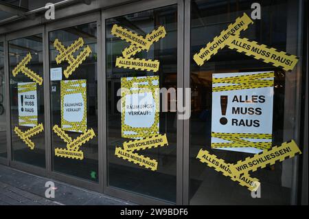 Ein Geschäft schliesst. In den Schaufenstern Schilder alles muss raus ...