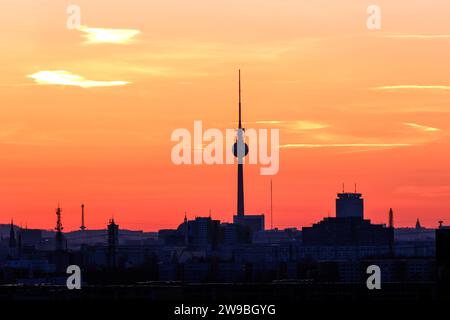 Sunset with sunset, Berlin's television tower, the red town hall and ...