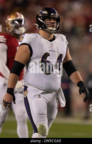 Baltimore Ravens center Tyler Linderbaum, center, runs with teammates ...