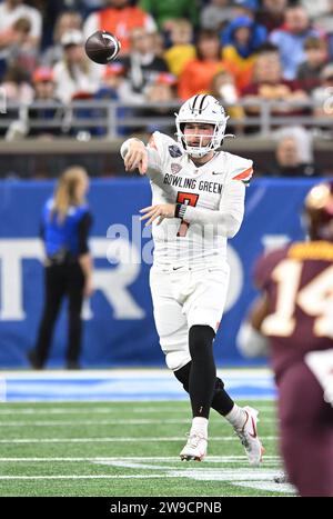 Bowling Green quarterback Connor Bazelak (7) looks to throw during the ...