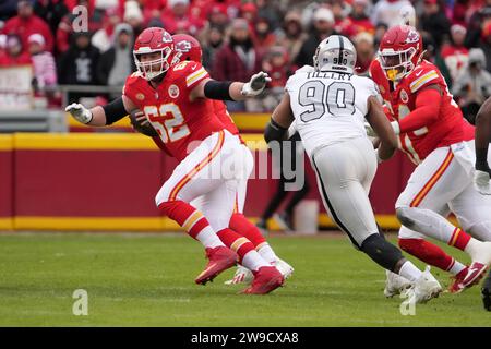 Kansas City Chiefs guard Joe Thuney (62) gets set before a play during ...