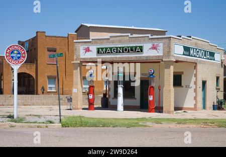 U.S.A. Texas, Shamrock, the restored Magnolia gas station on the Route ...