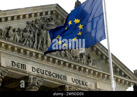 Fahne vor dem Reichstag in Berlin , Deutschland, BLF *** Flag in front ...