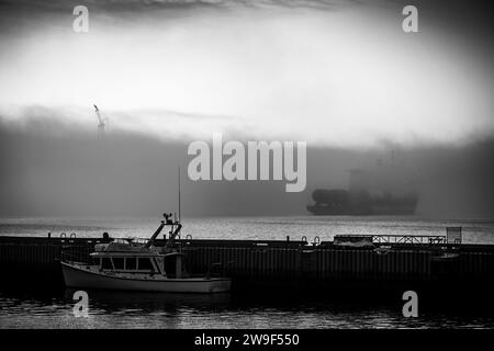 Heavy lift vessel GPO Emerald delivering offshore windmill components ...