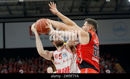 Filip Stanic (Baskets Bamberg, #65) behauptet den ball. GER, FC Bayern ...