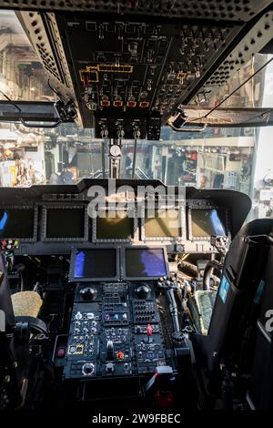 Royal Navy Duke-class antisubmarine frigate HMS Portland during Fleet ...
