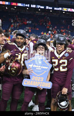 DETROIT, MI - DECEMBER 26: Minnesota Golden Gophers quarterback Cole ...