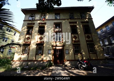 Beautiful old buildings in the Parsi Colony in Dadar, Mumbai, India ...
