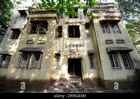 Beautiful old buildings in the Parsi Colony in Dadar, Mumbai, India ...