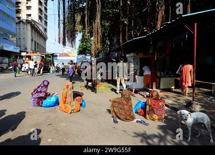 Mahrati women sitting on the road in Dadar, Mumbai, India Stock Photo ...