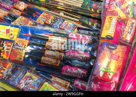 Verkaufsstart Feuerwerk, verpackte Boeller und Leuchtraketen liegen ...