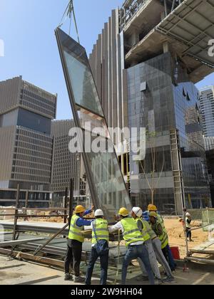 (231228) -- CAIRO, Dec. 28, 2023 (Xinhua) -- Xu Xiaoxiao (R), a project ...