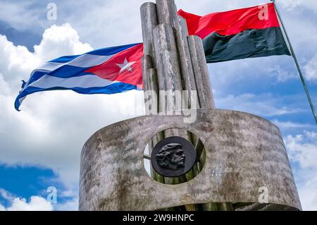 Cuban Flags waving in blue sky at the Che Guevara memorial in Loma del ...