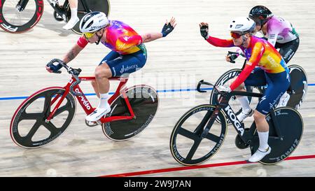 APELDOORN - Lorena Wiebes (r) in action in the points race for Lisa van ...