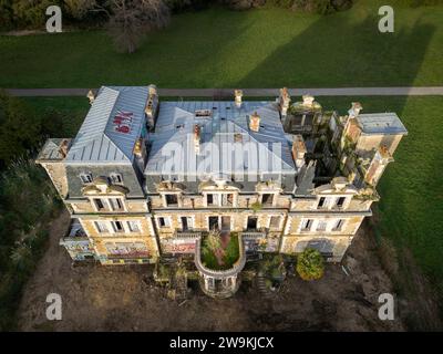 Castle in disrepair in the Castillon Park (Tarnos (40220), Landes (40 ...