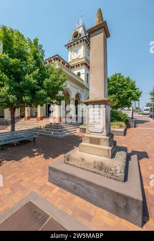The Tenterfield Post Office with the Edward Reeves Whereat Monument ...