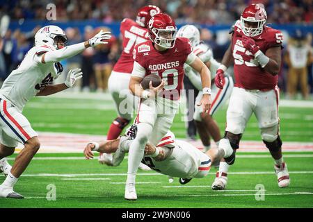 Oklahoma quarterback Jackson Arnold (10) warms up before an NCAA ...