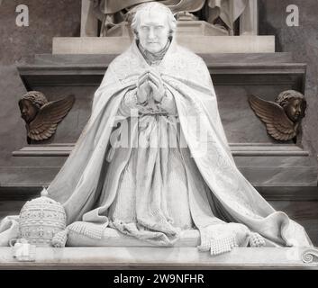 Commemorative statue, to Pope Pius X, in St Peter's basilica, Vatican ...