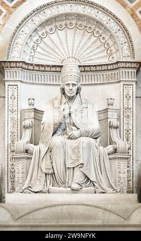 statue of pope pius X, st. peter´s basilica Stock Photo - Alamy