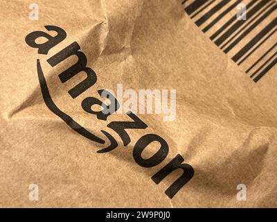 Amazon Logo auf einem Paket *** Amazon logo on a parcel Copyright ...
