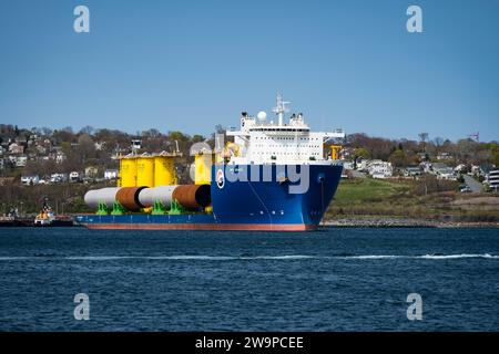 Heavy lift vessel GPO Emerald delivering offshore windmill components ...