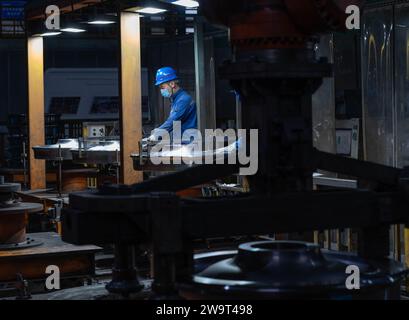 (231230) -- MA'ANSHAN, Dec. 30, 2023 (Xinhua) -- Employees package ...