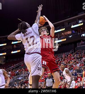 Mississippi State forward KeShawn Murphy (3) looks to pass to a ...
