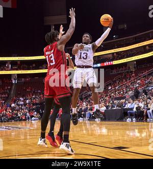 Mississippi State guard Josh Hubbard crosses the lane while looking to ...