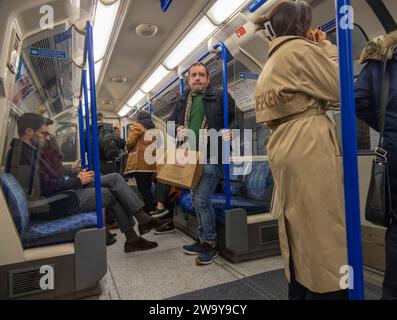 London underground tube passengers disembark train at station Stock ...