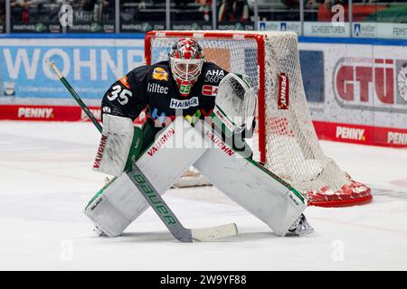 Markus Keller (Torwart, Augsburger Panther, #35) bei der Abwehr eines Pucks. GER, Augsburger ...