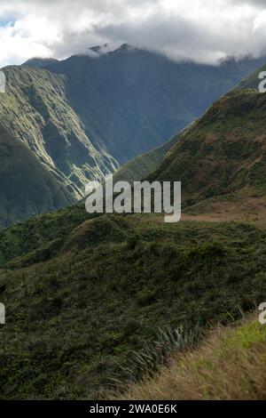 Light cascades down the lush mountain valley of Waihe'e Ridge in Maui ...