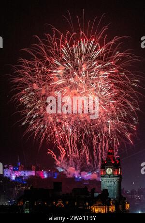 Fireworks over Edinburgh Castle during the Hogmanay New Year ...