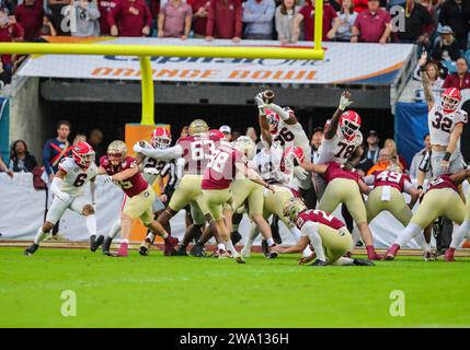 Florida State place kicker Ryan Fitzgerald (88) kicks off to Miami ...