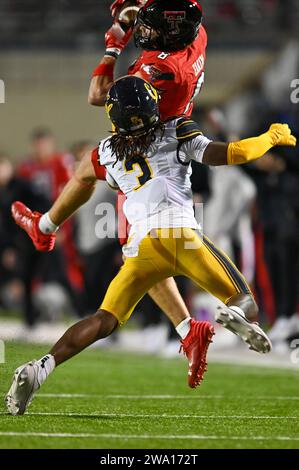Texas Tech wide receiver Coy Eakin (8) runs for a touchdown past ...