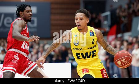 v. l. Darius Perry (Wuerzburg Baskets, 10) und Leon Schoormann (EWE ...