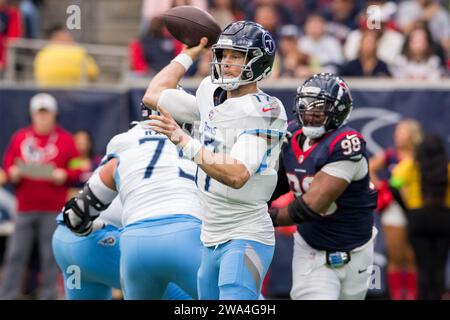 Tennessee Titans quarterback Ryan Tannehill (17) throws Houston Texans ...