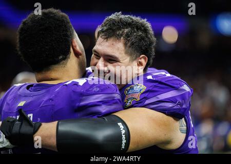 Washington offensive lineman Nate Kalepo (71) and offensive lineman ...