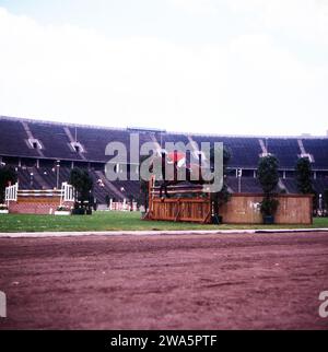 Original-Bildunterschrift: Olympia-Ausscheidung im Springreiten im Olympia-Stadion, hier ...