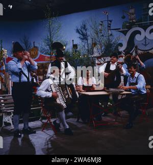 Lustige Musikanten, ZDF Volksmusik Show, Deutschland, 1982, Moderation ...