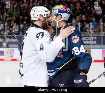 Korbinian Holzer (4, Adler Mannheim) und Jordan Murray (8, Adler ...