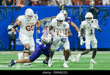 Texas running back CJ Baxter Jr. (4) runs past Rice cornerback Jonathan ...